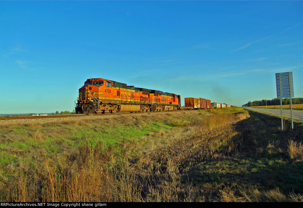 BNSF 4728 leads a MEMGAL NB into the setting sun.